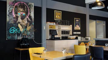 Pequenos-almoços servidos, cozinha italiana, com vista para a piscina