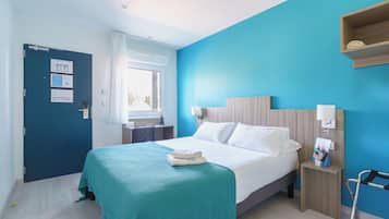 Quarto Duplo Standard | Secretária, cortinas/cortinados opacos, quartos insonorizados