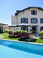 Piscina exterior sazonal, guarda-sóis, espreguiçadeiras