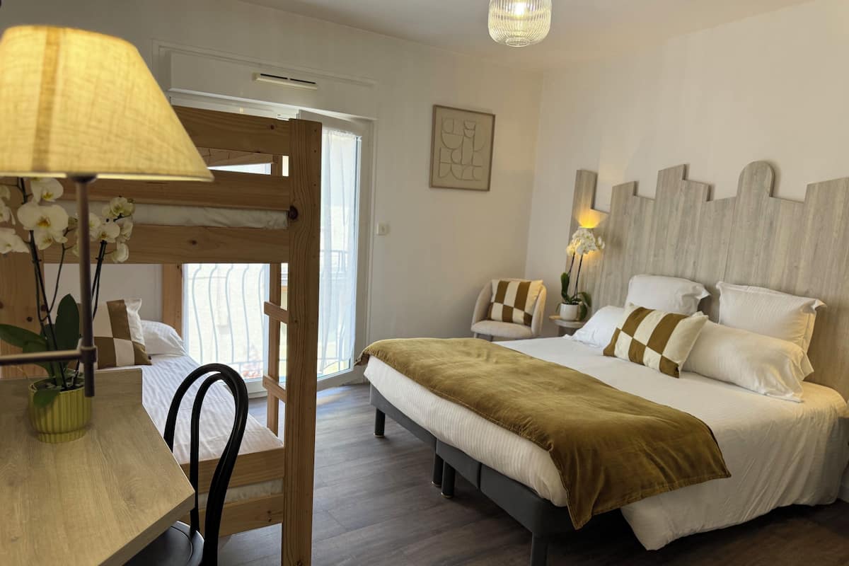 Quarto Familiar (2 adultes + 2 enfants) | Cofre no quarto, com mobília individualizada, secretária