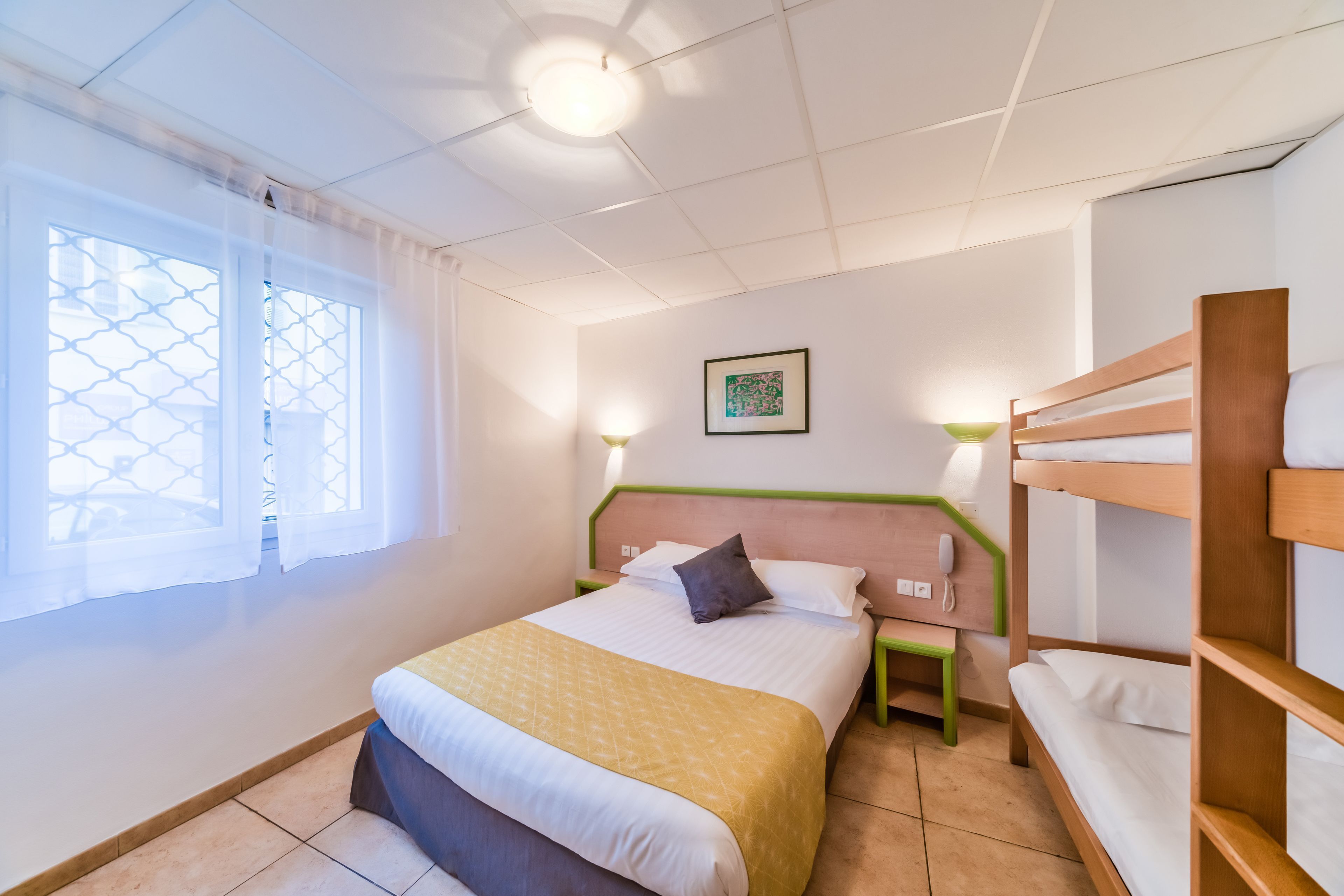 Cofre no quarto, com mobília individualizada, secretária 