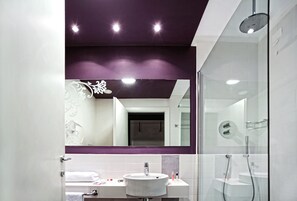Produtos de toalete grátis, secador de cabelo, bidê, toalhas de banho