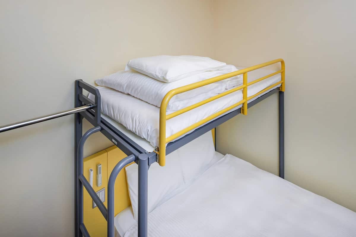 Quarto Standard, várias camas, não fumadores (1 Double Bed + 1 Loft Bed) | Edredões de penas, secretária