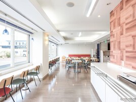 Pequeno-almoço tipo buffet diário mediante uma taxa 