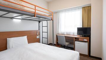 Quarto Standard, várias camas, não fumadores | Edredões de penas, secretária