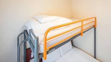 Uma cama beliche com estrutura laranja e roupa de cama branca em um quarto com paredes simples.