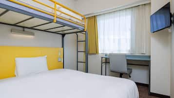 Quarto standard, várias camas, para não fumantes (1 Double Bed + 1 Loft Bed) | Edredons de pluma, escrivaninha, espaço de trabalho para notebook