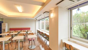 Pequeno-almoço tipo buffet diário (1100 JPY por pessoa)