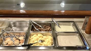 Pequeno-almoço tipo buffet incluído aos fins de semana