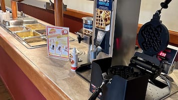 Pequeno-almoço tipo buffet incluído aos fins de semana