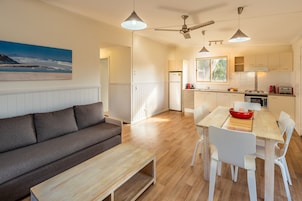 Vila família, 3 quartos | Cozinha privada | Micro-ondas, cooktop, talheres/pratos/utensílios de cozinha