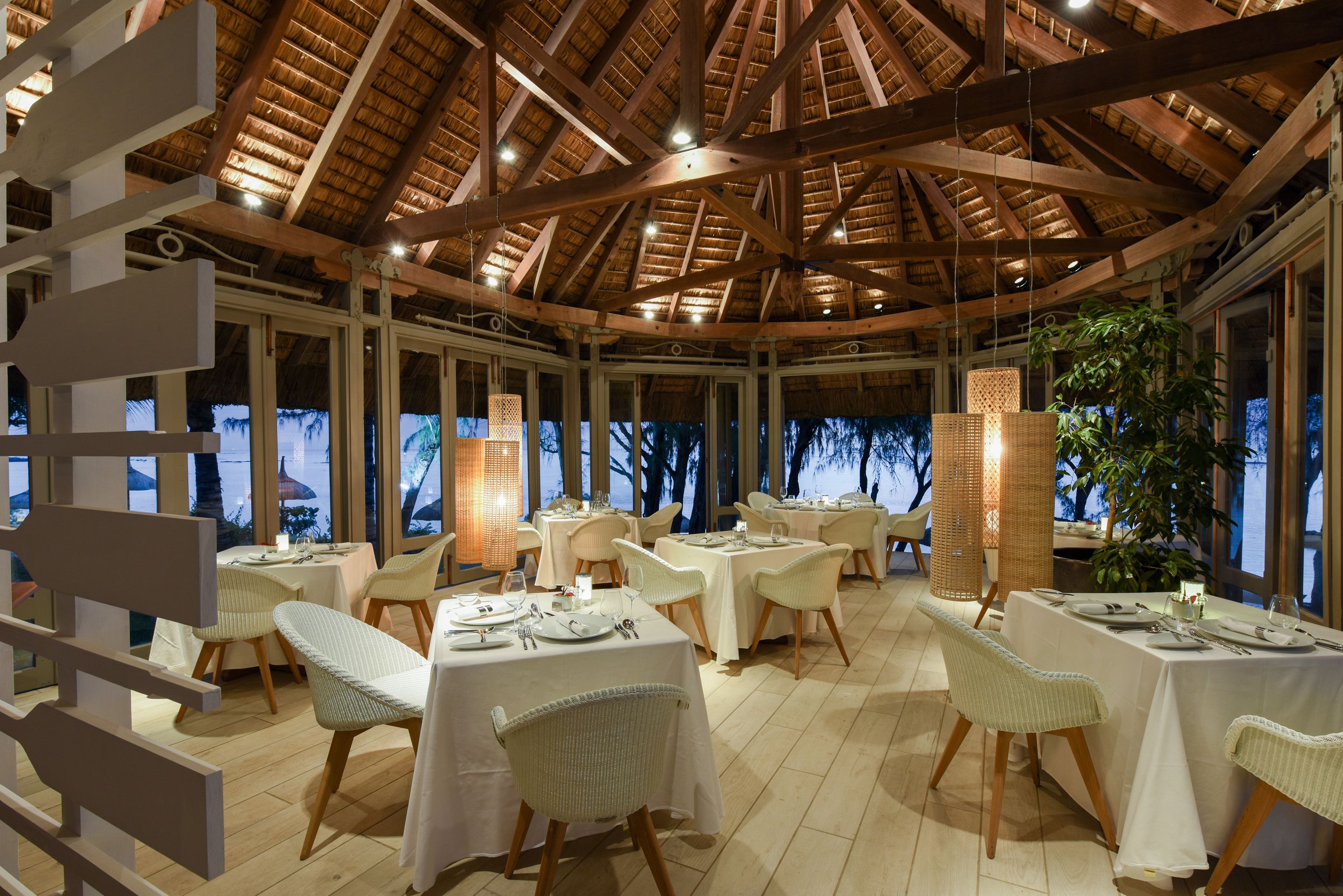 3 restaurantes, é servido café da manhã