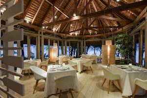 3 restaurantes, é servido café da manhã