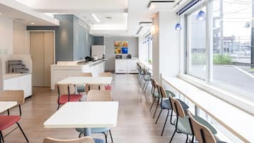 Pequeno-almoço tipo buffet diário (1100 JPY por pessoa)