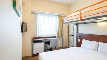 Quarto Standard, várias camas, não fumadores (1 Double Bed and 1 Loft Bed) | Edredões de penas, secretária