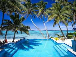 Piscina exterior, guarda-sóis, espreguiçadeiras