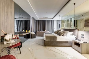 Suíte, 1 cama King, sacada (Living Room) | 8 quartos, cofres nos quartos, escrivaninha, cortinas blackout