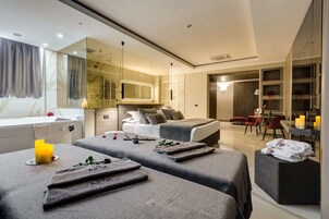 Suíte, 1 cama King, sacada (Living Room) | 8 quartos, cofres nos quartos, escrivaninha, cortinas blackout