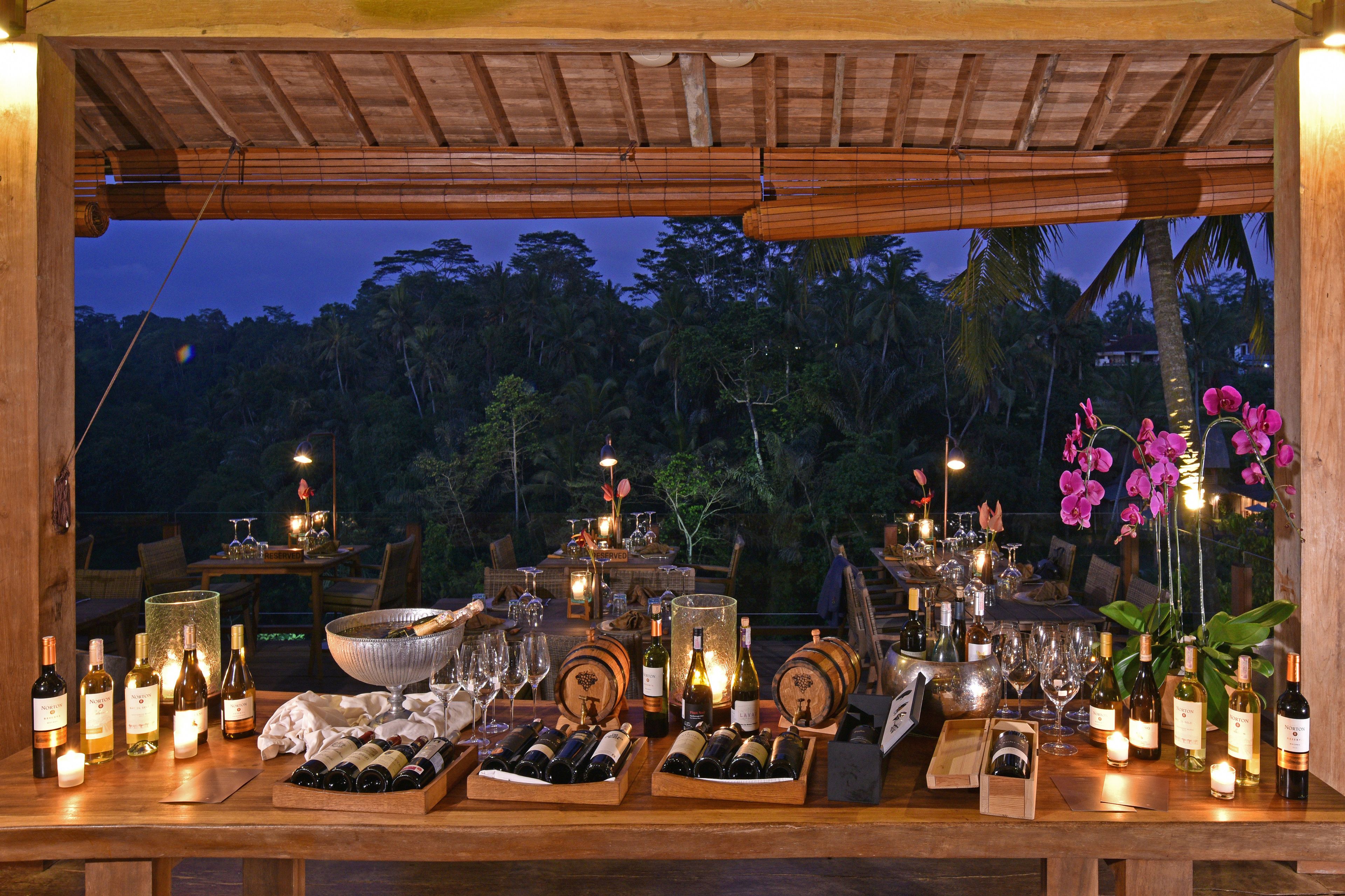 Pequenos-almoços servidos, cozinha mediterrânica, junto à piscina 