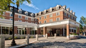 Um edifício de tijolos com entrada coberta identificada como 'HANOVER INN'.