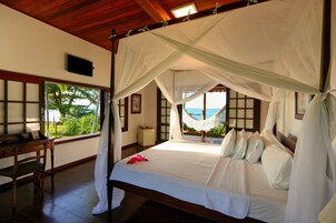 Quarto com Cama de Casal com Vista do Mar da Terceira Praia | Frigobar, cofres nos quartos, Wi-Fi de cortesia, roupa de cama