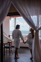 Quarto Deluxe com Cama de Casal, Varanda e Vista do Mar da Terceira Praia | Frigobar, cofres nos quartos, Wi-Fi de cortesia, roupa de cama