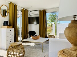Suite Deluxe, 1 quarto | Sala de estar | Televisor de ecrã plano de 36 polegadas com canais digitais, televisor 