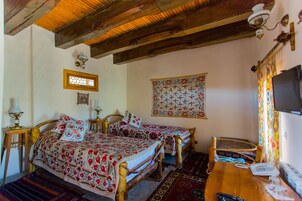 Quarto Twin | Roupa hipoalergénica, minibar, cofre no quarto, secretária