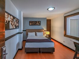 Quarto standard | Roupas de cama premium, edredons de pluma, cofres nos quartos