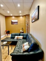 Apartamento Clássico | Sala de estar | Televisor LCD de 32 polegadas com canais via satélite, televisor 