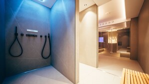 Casa de banho moderna com um banco, um espelho e um porta-toalhas fixado na parede.