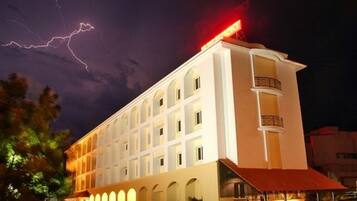 Fachada da propriedade à noite