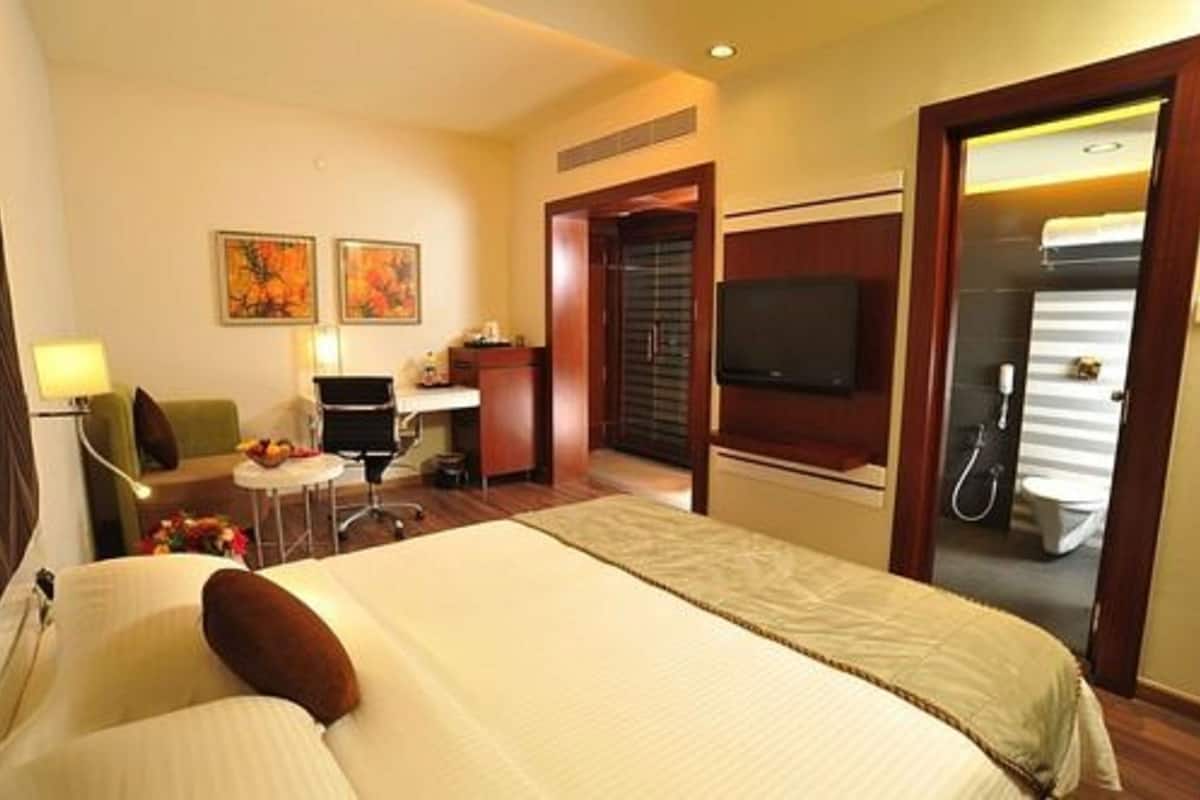 Cofres nos quartos, cortinas blackout, ferros/tábuas de passar roupa