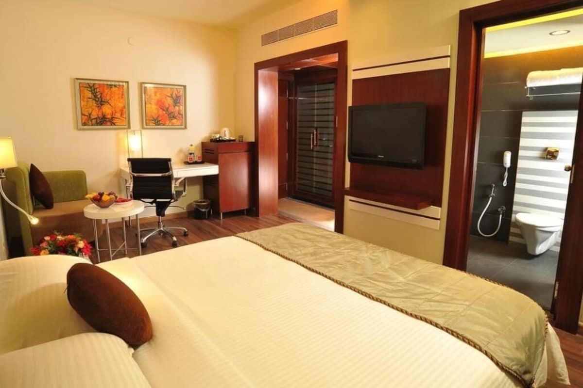 Cofres nos quartos, cortinas blackout, ferros/tábuas de passar roupa