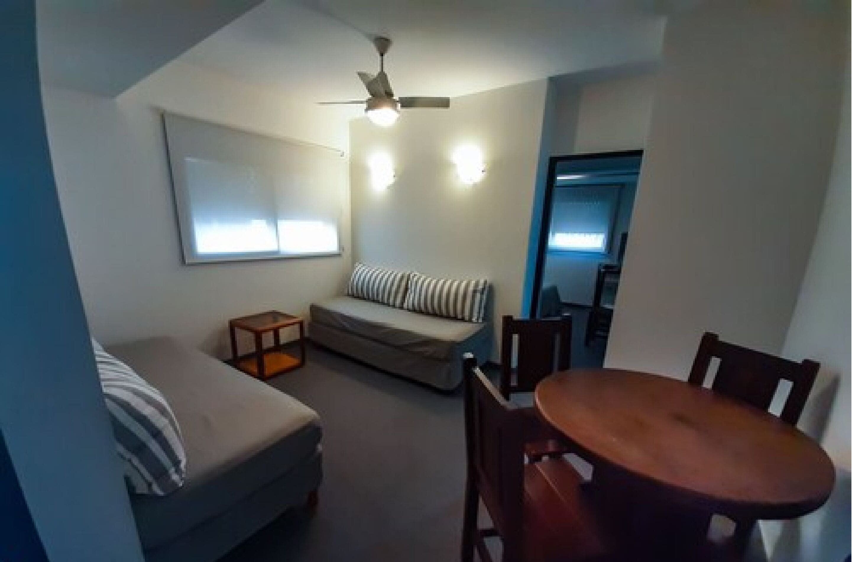 Frigobar, cofres nos quartos, espaço de trabalho para notebook