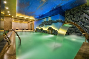 Salas para tratamentos a dois, sauna seca, banheira de hidromassagem