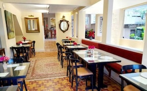 Café da manhã com buffet grátis todos os dias