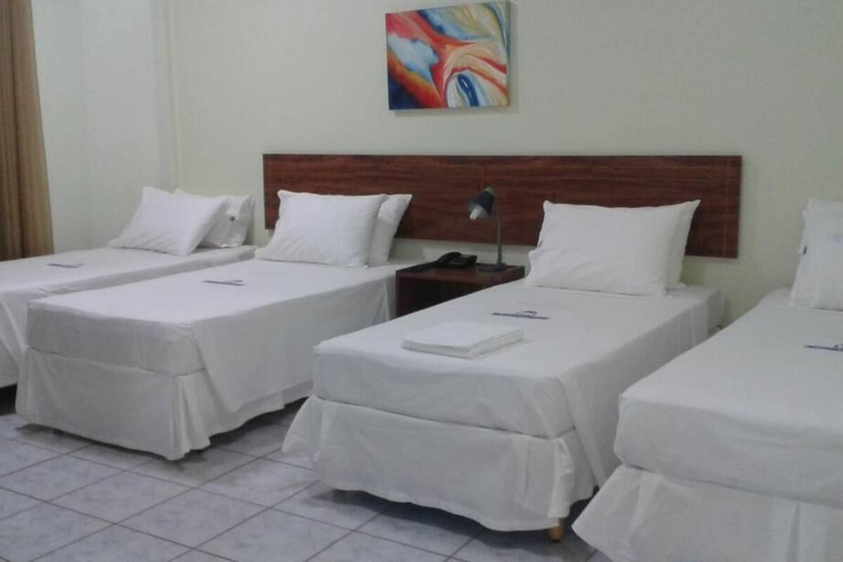 Quarto Quádruplo Premium | Minibar, cofre no quarto, secretária 