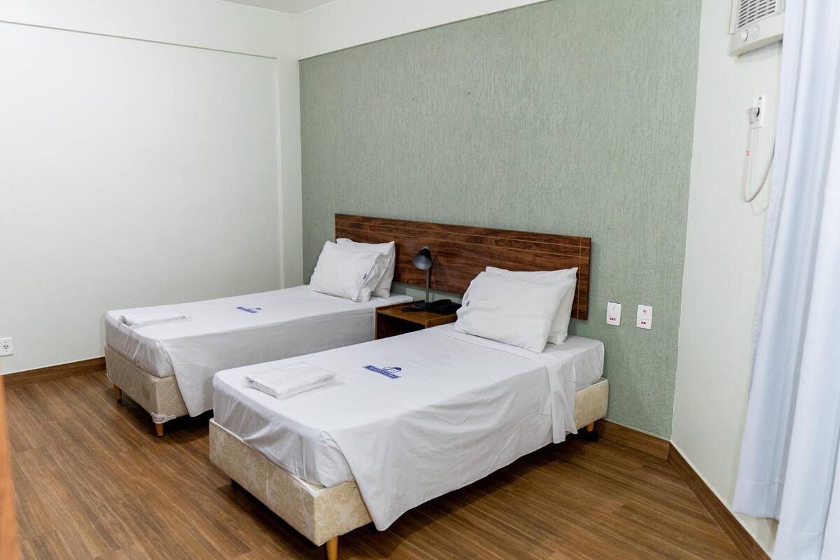 Minibar, cofre no quarto, secretária 