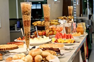 Café da manhã com buffet grátis todos os dias