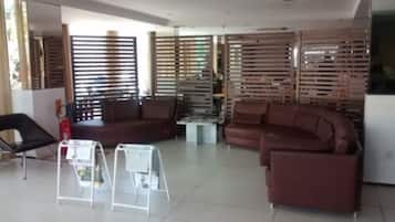 Área de estar no saguão