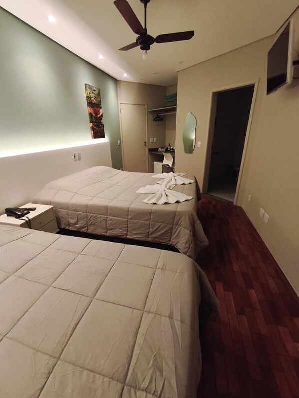 SUÍTE EXECUTIVA | Minibar, secretária, secretária adequada para computadores portáteis