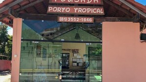 Um edifício com uma placa indicando 