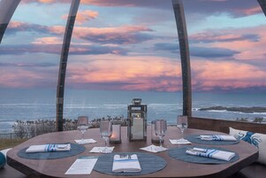 2 restaurantes, pequenos-almoços servidos, cozinha local 