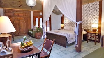 Suite, banheira de hidromassagem (Heritage) | Minibar, cofre com capacidade para portátil, cortinas/cortinados opacos