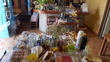 Serviço de café da manhã, almoço, jantar; restaurante ao ar livre