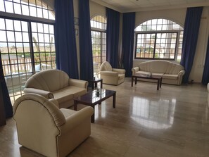 Área de estar no saguão