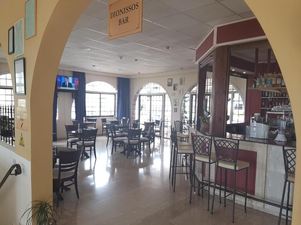 Piscina externa sazonal, funciona das 8h às 18h, guarda-sóis