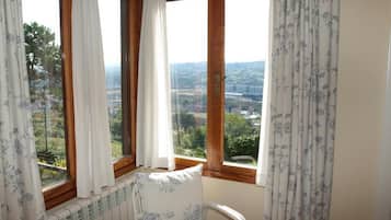 Quarto casal ou duplo standard, suíte | Vista da propriedade