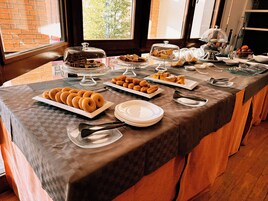 Uma mesa de buffet com diversos alimentos e utensílios de servir.